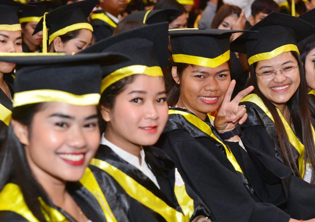 New Graduates of Vanda Institute Receive Their Certificates from PM ...